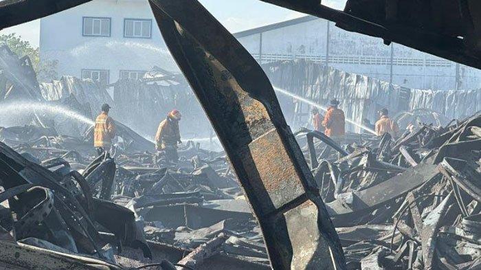 Butuh Waktu 27 Jam Padamkan Kebakaran Pabrik Plastik di Gresik, Kerahkan 100 Tangki Air ...