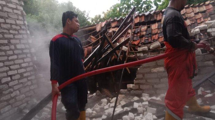 Rumah di Sampang Dilalap Si Jago Merah, Angin Kencang Bikin Api ...