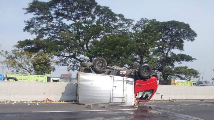 Kronologi Truk Boks Terguling di Tol Waru-Sidoarjo, Muatan Air Mineral Tumpah ke Jalan ...