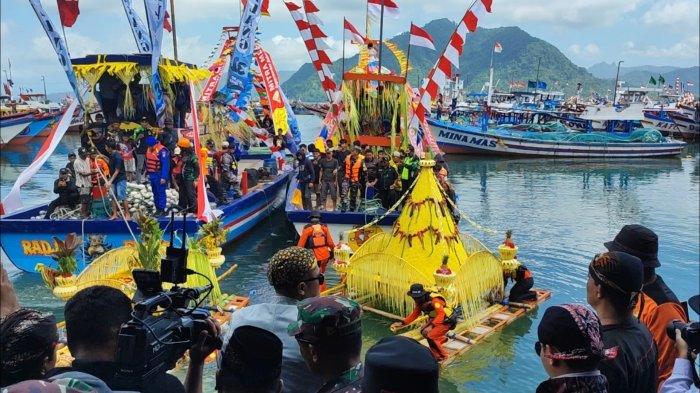 Labuh Laut Larung Sembonyo : Filosofi dan Sejarah Tahunan Nelayan di ...