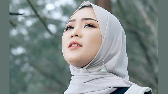 Lirik dan Chord Lah Manyuruak Tampak Juo, Viral Dinyanyikan Fauzana: Sagalo Mata Mamandang Denai ...