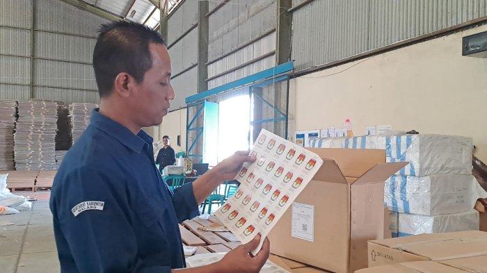 Ribuan Logistik untuk Pilkada Serentak 2024 Berdatangan, Disimpan di Gudang KPU Kabupaten Malang ...