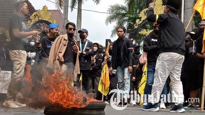 Demo Tolak Kenaikan Harga BBM, Mahasiswa Lumajang Lakukan Long March hingga Bakar Ban ...
