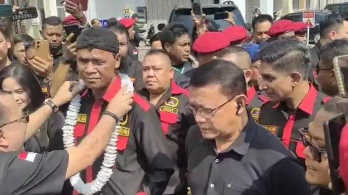 Hercules Kena Omel Istri usai Keceplosan Menghina Sutiyoso, Kini Cium ...