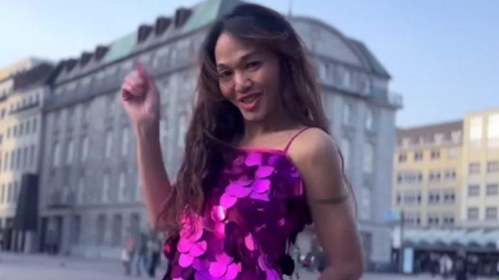 Lirik Lagu No Comment - Bunda Corla, Seleb TikTok yang Jajal Dunia ...