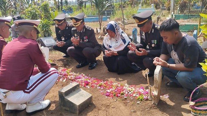 Hari Bhayangkara ke-78, Anggota Kepolisian Polres Malang Ziarah ke Makam Korban Tragedi ...