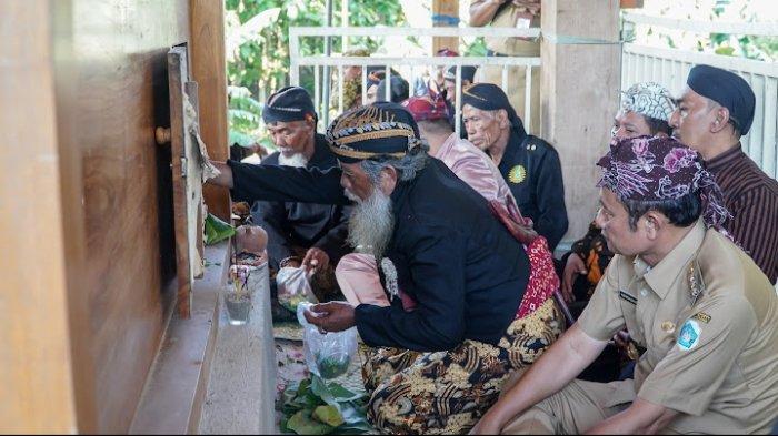 Tradisi Mendhak Sanggring di Makam Buyut Terik, Cara Warga Lamongan ...