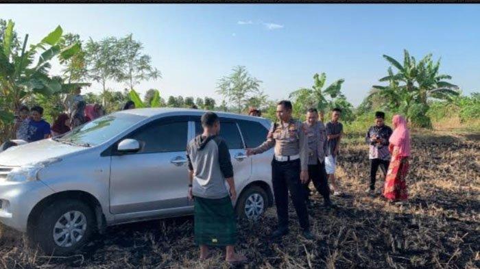 Nasib Mobil Avansa Tak Bertuan Terperosok di Tengah Sawah di Lamongan ...
