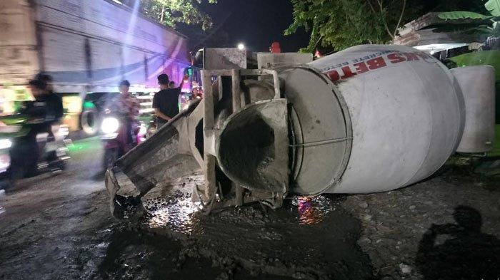 Dihantam Ayla, Truk Molen di Bojonegoro Terguling hingga Tabrak Pintu Pagar Gudang - Tribunjatim.com
