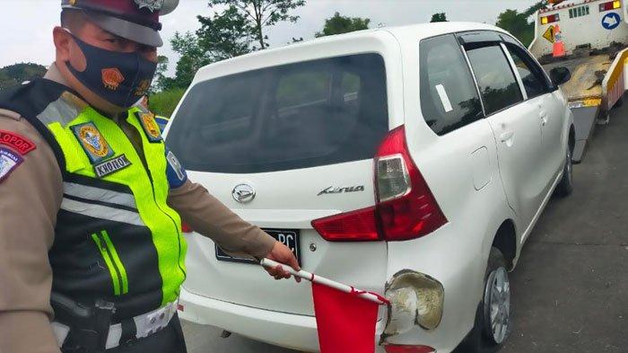 Ban Meletus, Mobil Xenia Tabrak Pembatas Beton di Tol Pandaan-Malang ...