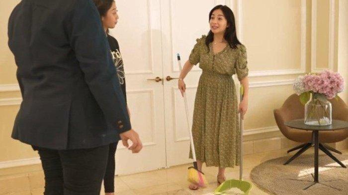 Nikita Willy Belajar Nyapu Bareng ART usai Dicibir, Dulu Kecil Diajari Ibu Tapi Harus Syuting ...