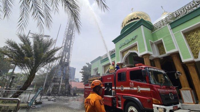 Kebakaran Menara Masjid Agung Darussalam Bojonegoro Diduga Karena ...