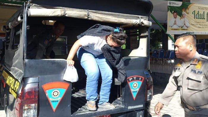 Lagi Tunggu Pelanggan di Malam Hari, Wanita Muda Terjaring Razia Satpol PP Situbondo, Lihat ...