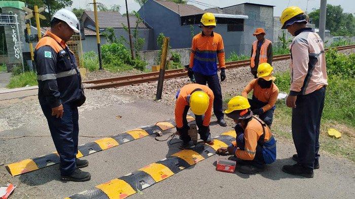 Tingkatkan Keselamatan, KAI Daop 7 Madiun Pasang Speed Bump di 42 Perlintasan Sebidang ...