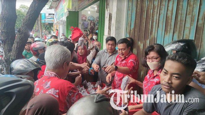 Wujud Kepedulian, Paguyuban Sosial Marga Tionghoa Nganjuk Bagikan Ratusan Takjil pada Pengguna ...