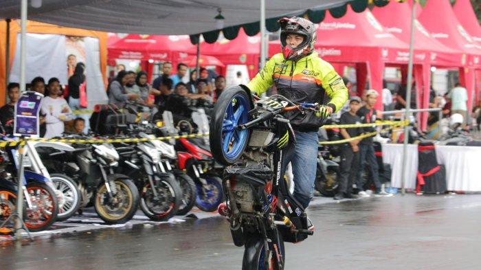 Para Driver Motor Unjuk Skill Berkendara di Event Jember Oto Contest Se ...