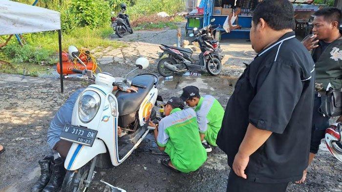 Aksi Tanggap Pelajar SMK di Gresik Buka Servis Gratis Motor yang Mogok Akibat Banjir Kali Lamong ...