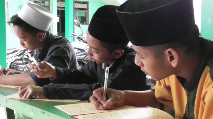 Menilik Aktvitas Ponpes Qomaruddin, Pondok Pesantren Tertua di Gresik ...