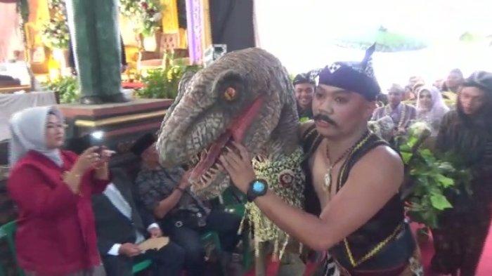 Uniknya Pernikahan di Magetan, Pengantin Diantar Dinosaurus ke ...