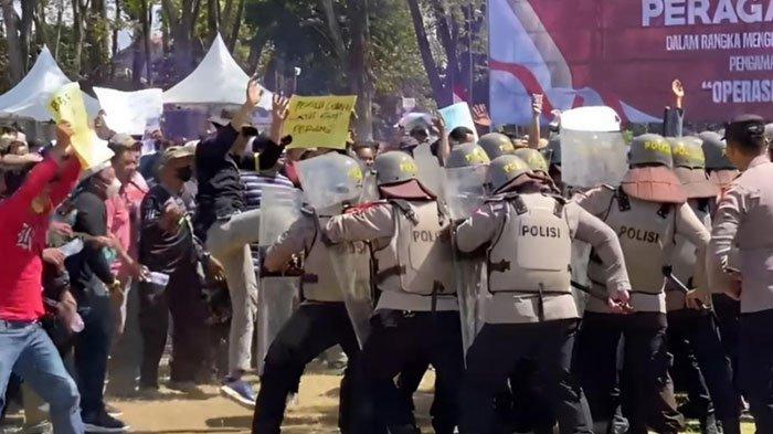 Adegan Kericuhan Massa hingga Ancaman Bom Warnai Simulasi Sispamkota di Bojonegoro - Tribunjatim.com