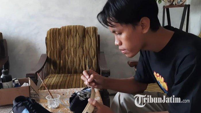 Awalnya Lukis Sepatu Teman, Pemuda Trenggalek Kaget Hobinya Datangkan Cuan, Kini Pesanan ...
