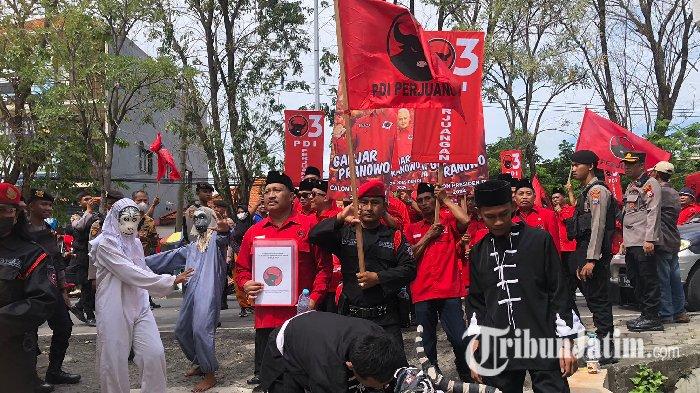 Diiringi Kesenian Pencak Macan, PDIP Gresik Daftarkan 50 Bacaleg ke KPU - Tribunjatim.com