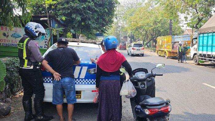 20 Pemotor di Jombang Pasrah Ditilang Polisi, Terciduk Tak Pakai Helm saat Operasi Patuh Semeru ...