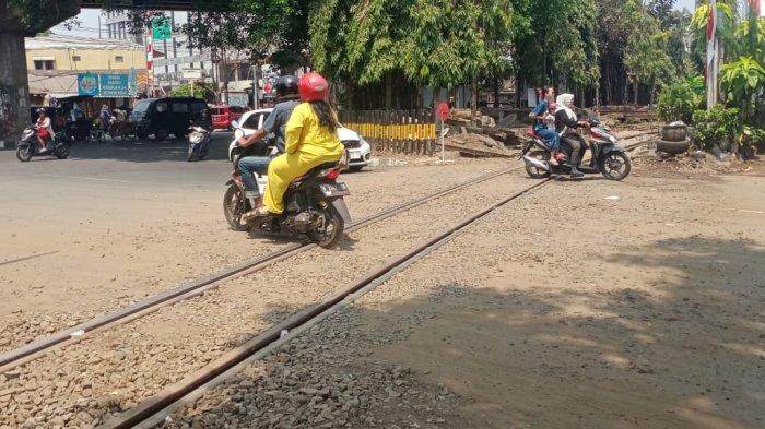 Tingkatkan Keselamatan, KAI Daop 8 Surabaya Ganti Bantalan Rel Kereta di Kota Malang ...