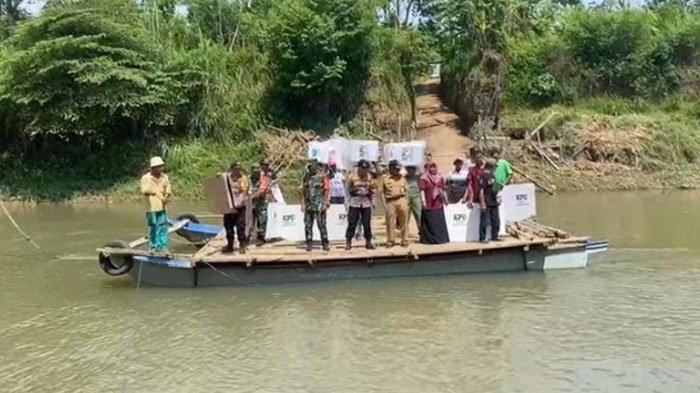 Medan Terjal Petugas di Jember Kirim Logistik Pemilu 2024: Seberangi ...