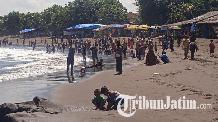 Meski Ada Insiden Wisatawan Hanyut Tergulung Ombak, Pantai Payangan Jember Masih Dipadati ...