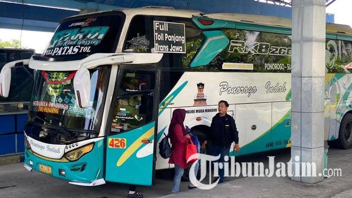Libur Panjang, Kedatangan Bus dari Jakarta ke Terminal Seloaji Ponorogo ...
