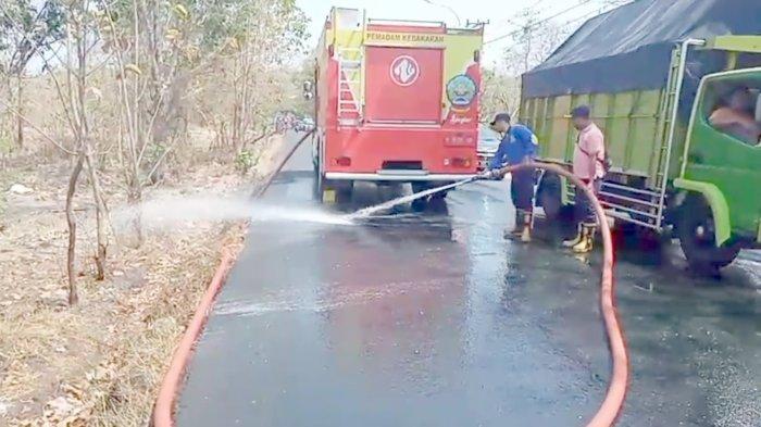 Minimalisir Laka, Damkar Bangkalan Bersihkan Jalan dari Bekas Tetesan ...