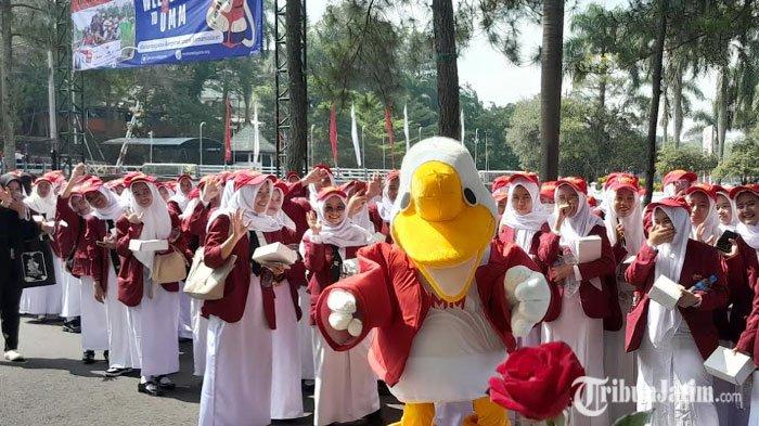 Pesmaba UMM 2024 Diikuti Ribuan Mahasiswa, Diwarnai Pelepasan Burung ...