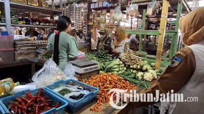 Harga Telur dan Daging Ayam di Pasar Gringging Naik Jelang Natal dan Tahun Baru 2025 ...