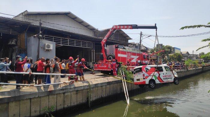 Hindari Sepeda Pancal, Mobil Wira-Wiri Masuk Sungai di Surabaya ...