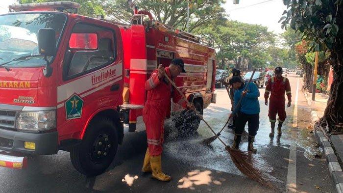 Gara-gara Tumpahan Solar Truk, 7 Pengendara Motor di Malang Berjatuhan, Damkar Turun Tangan ...
