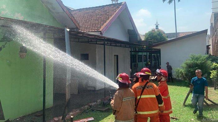 Eks Kantor Dinas Sosial Kota Malang Terbakar, 6 Mobil Pemadam dan Puluhan Personel Dikerahkan ...