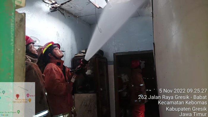Berkat Kecekatan Petugas Damkar, Rumah di Randuagung Gresik Selamat dari Amukan Si Jago Merah ...