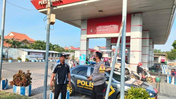 Polisi Berjaga di Sejumlah SPBU di Probolinggo, Antisipasi Penimbunan BBM karena Naiknya Harga ...