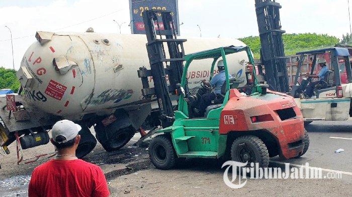 Proses Evakuasi Truk Tangki LPG Terguling di Jalan Surabaya-Mojokerto, 2 Forklift Diterjunkan ...