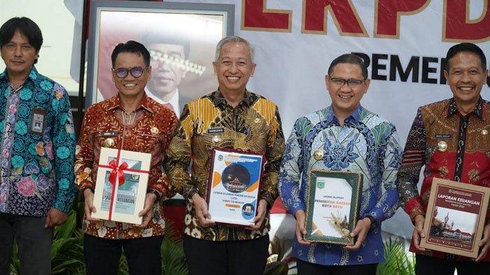 Pj Bupati Nganjuk Serahkan Laporan Keuangan Pemerintah Daerah Unaudited ke BPK RI - Tribunjatim.com