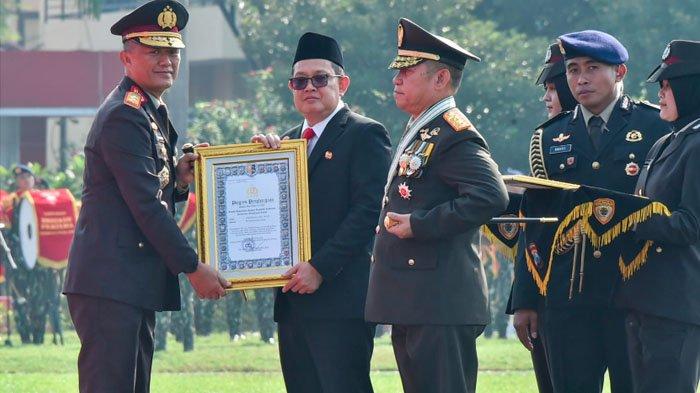 Pj Gubernur Jatim Adhy Karyono Terima Piagam dan Pin Emas dari Kapolri di Hari Bhayangkara ke-78 ...