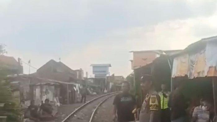 Bantaran Rel KA Kapasari Gunung Surabaya Jadi Arena Judi Merpati ...