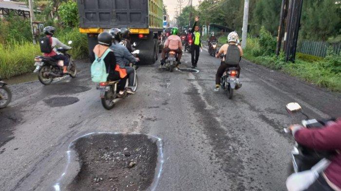Jalan Rusak di Sidoarjo Makan Korban Jiwa, Sepeda Motor Warga ...