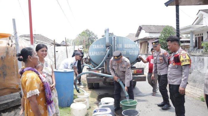 Kemarau Panjang, 10 Ribu Liter Air Bersih Disalurkan Polres Kediri untuk Warga Terdampak ...