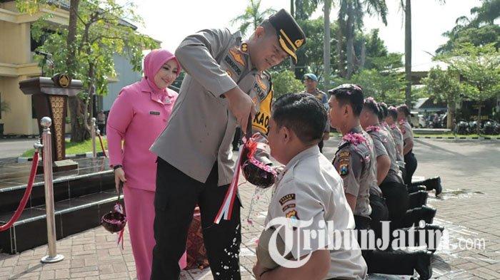 Tradisi Siraman Air Bunga Warnai Prosesi Kenaikan Pangkat 100 Anggota ...