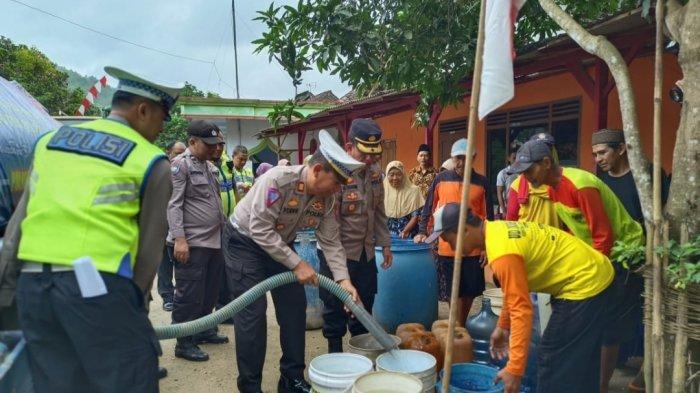 Dua Desa di Trenggalek Alami Kekeringan, Polisi Bantu Salurkan Air Bersih - Tribunjatim.com