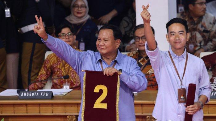 Dapat Nomer Urut 2, Prabowo Angkat Tangan Simbol Peace, Gibran Pose ...