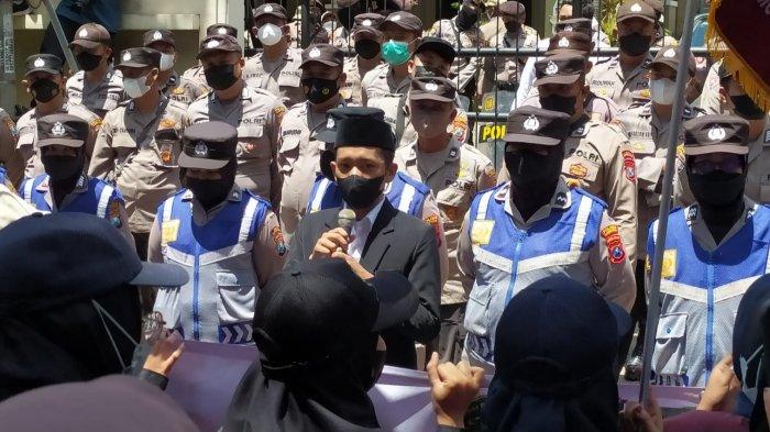 IMM Lamongan Demo Tolak Kenaikan Harga BBM, Bawa Presiden KW 2, Lihat ...