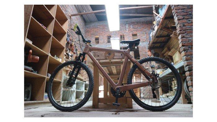 Tren Bersepeda Semakin Naik, Perajin Lokal Asal Sidoarjo Ini Hadirkan ...